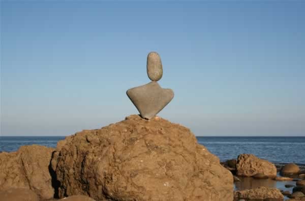 The Impossible Stone Balancing Art of Adrian Gray | Amusing Planet